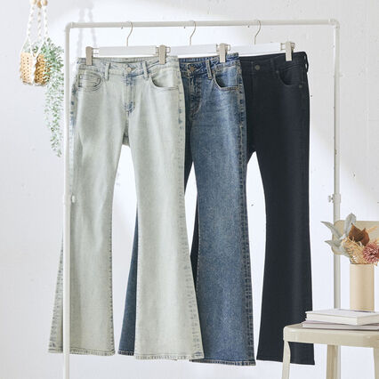 美シルエット！“フレアパンツ”徹底解説～サイズ・はき方編～｜GU TOPICS