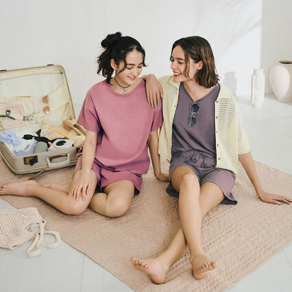 旅先でもおしゃれ&快適にすごそう！パジャマ・ラウンジコレクション｜GU TOPICS